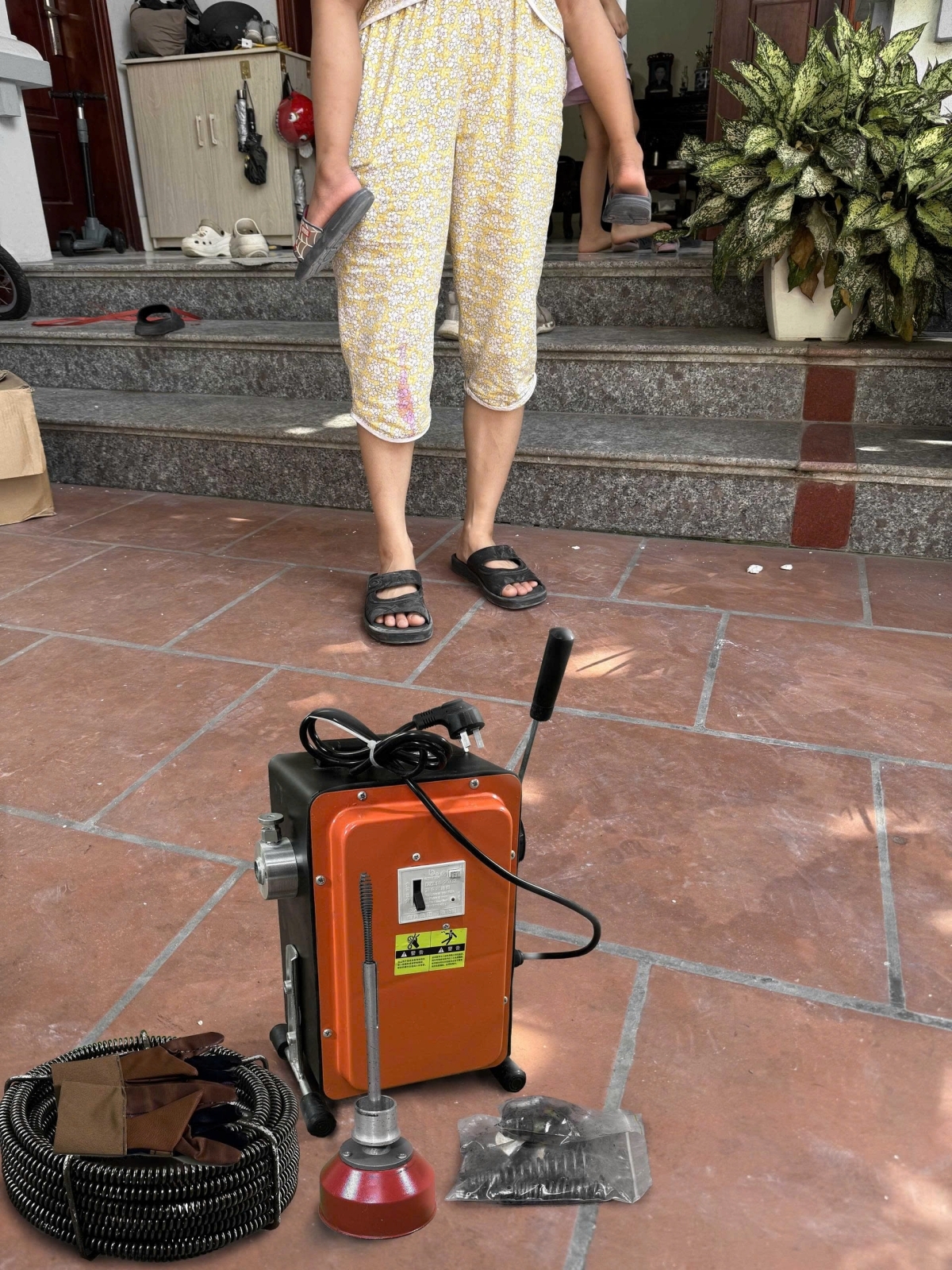 Cách thông cống nghẹt bằng máy lò xo đơn giản, hiệu quả.